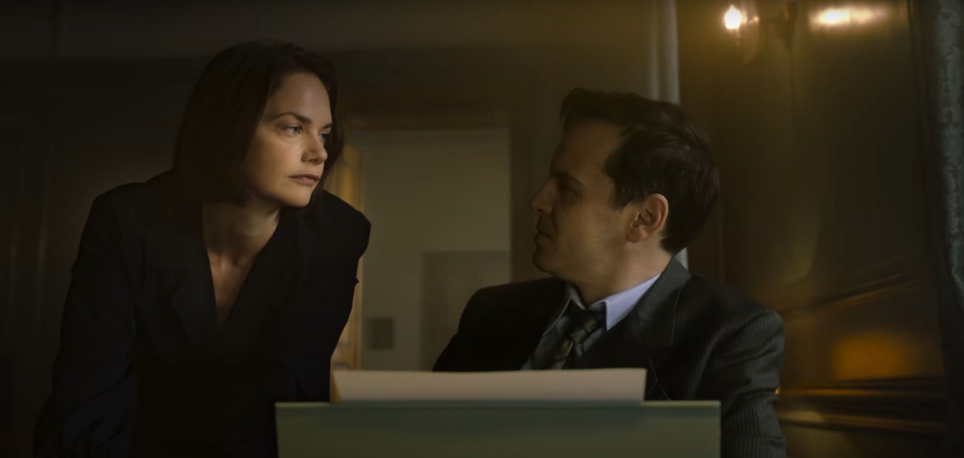 Oslo : une bande-annonce tendue pour le film avec Ruth Wilson et Andrew ...